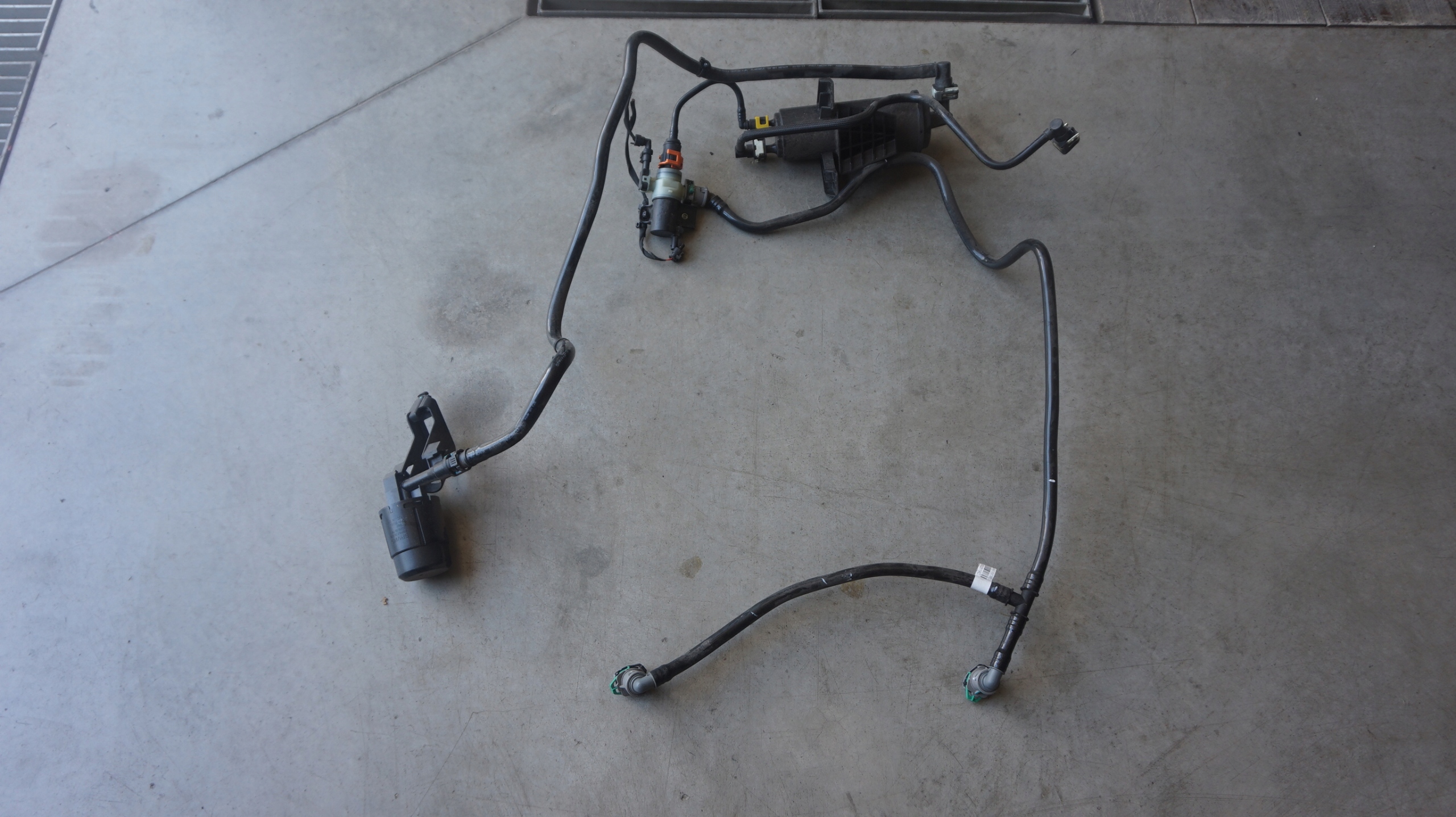 FILTR WĘGLOWY OPARÓW PALIWA VOLVO XC40 Hybrid za 578.00PLN z Lublin ...