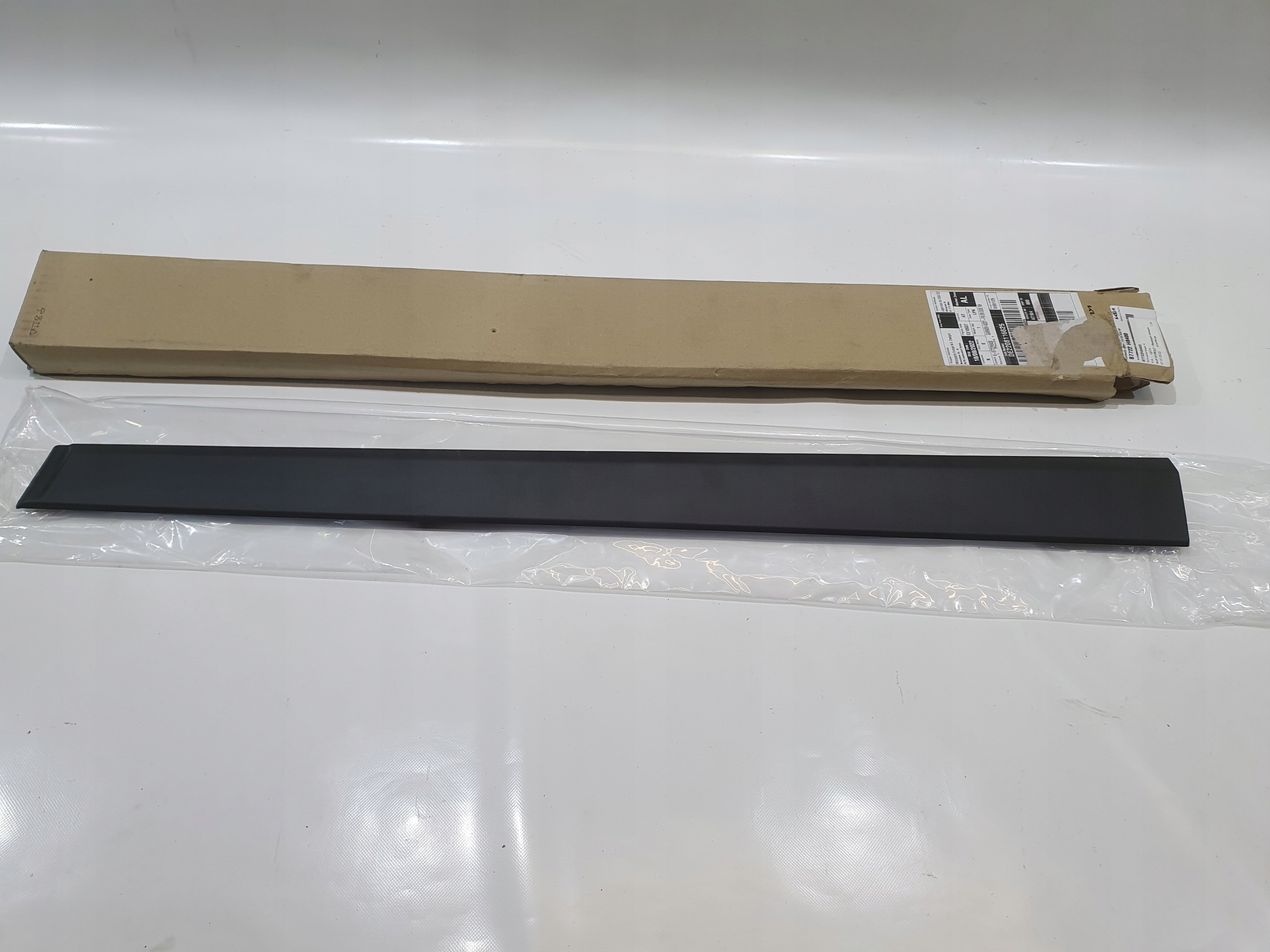 KIA STONIC 2017r- LISTWA DRZWI PRZEDNIA PRAWA NOWA 87724-H8400 11888 za ...