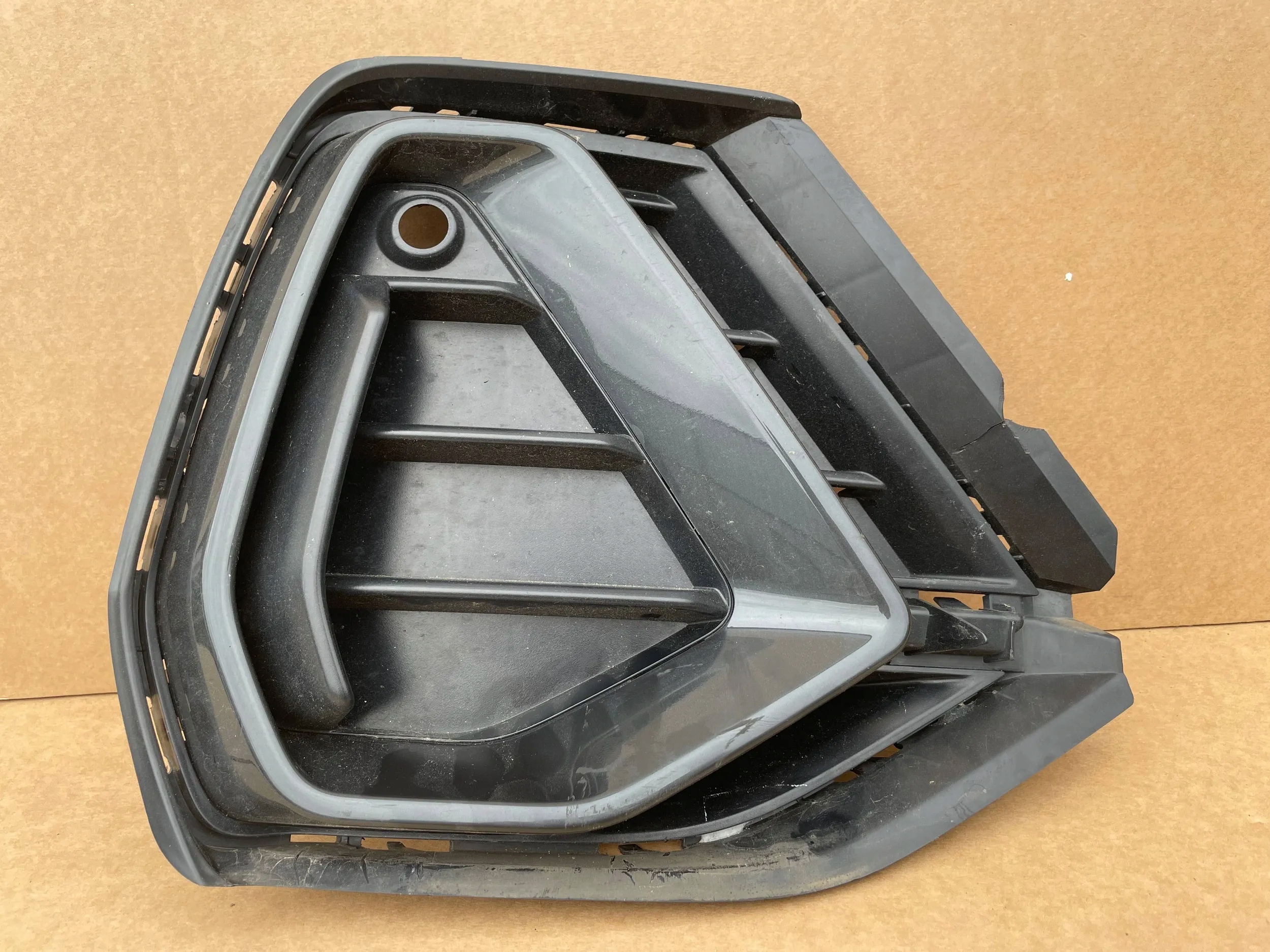 Audi OE 83A807682D kratka zderzaka - porównaj ceny - Allegro.pl