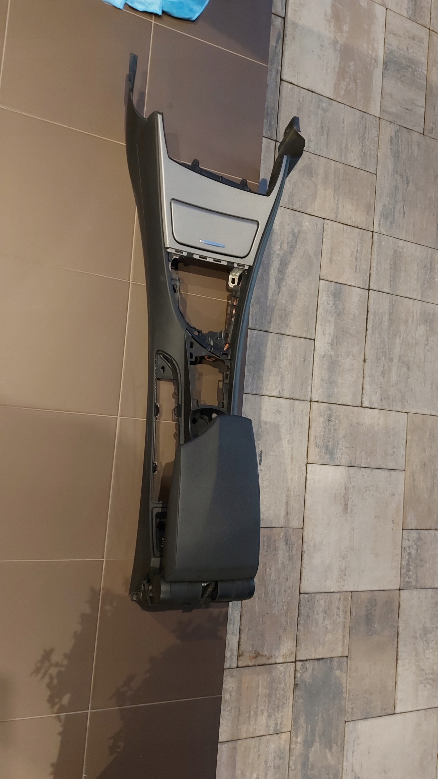 Podłokietnik tunel bmw e87 navi za 200.00PLN z pleszew - Allegro - (14308228997)