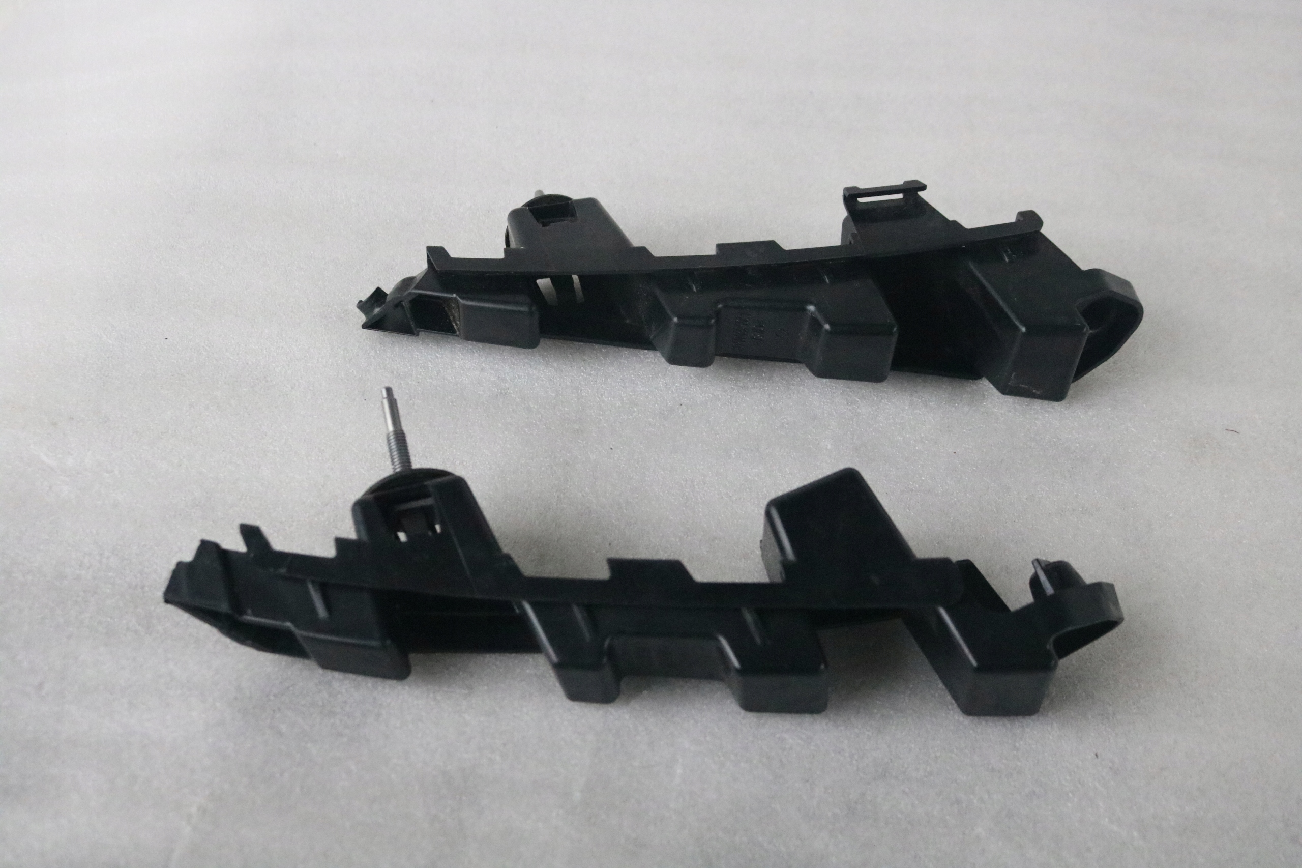 MERCEDES W205 ŚLIZG ZDERZAKA PRAWY TYŁ A2058800603 za 30,30 zł z ...