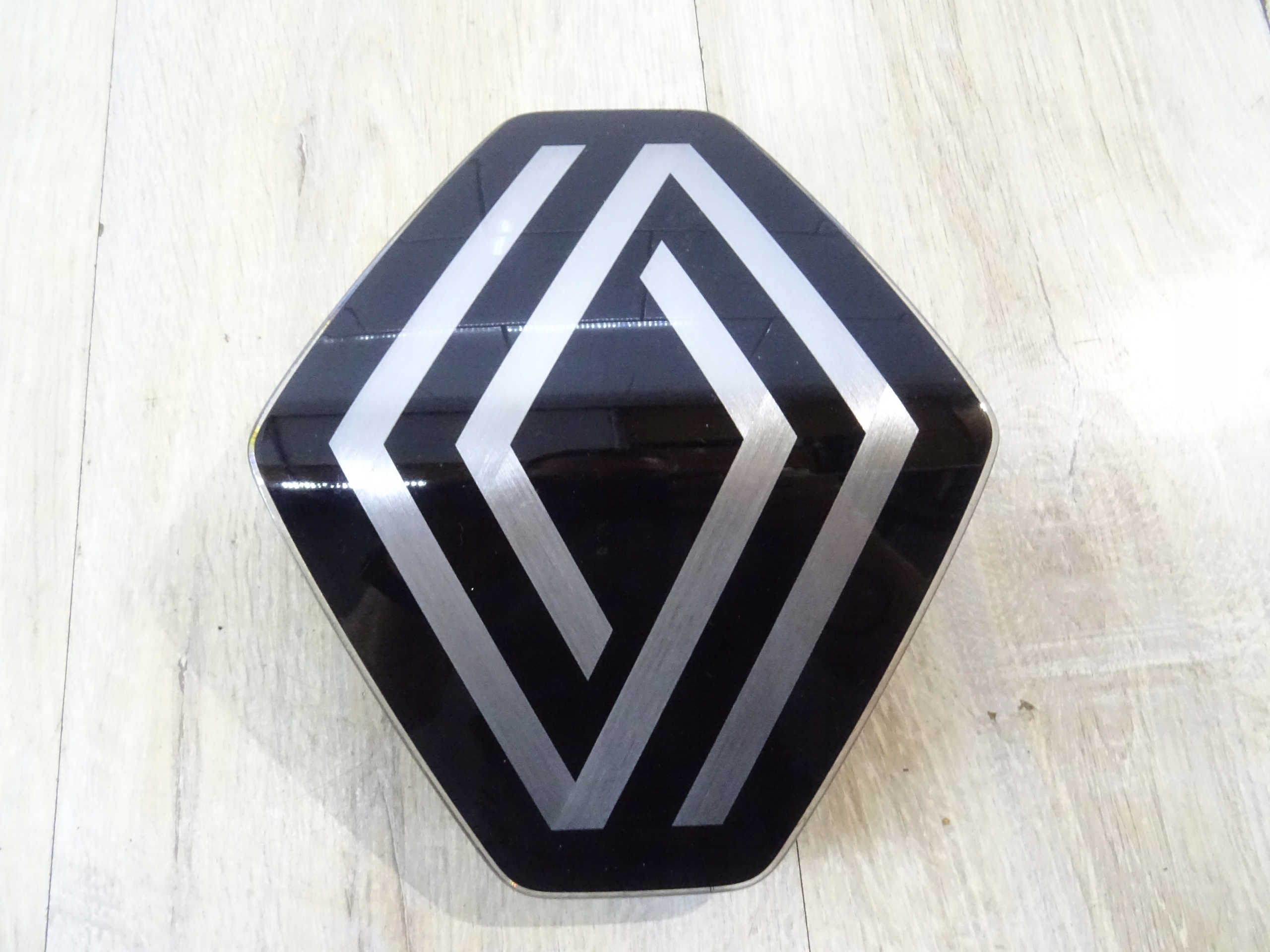 Znaczek Emblemat Renault Logo 628908315R NOWY 628908315R za 350 zł z ...