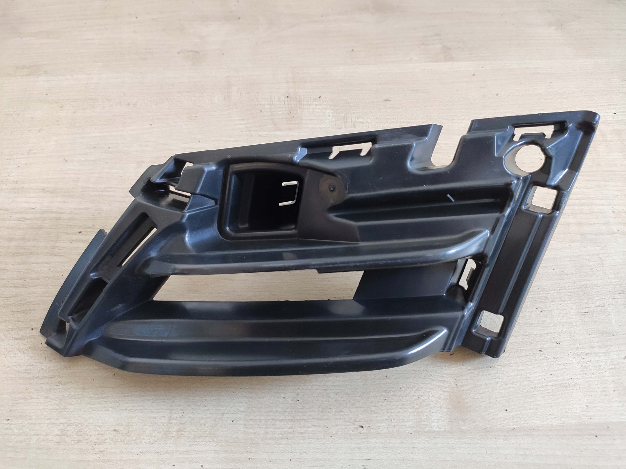 SKODA OCTAVIA Lift grilla mocowanie 5E0807724A za 40.00PLN z Kraków ...