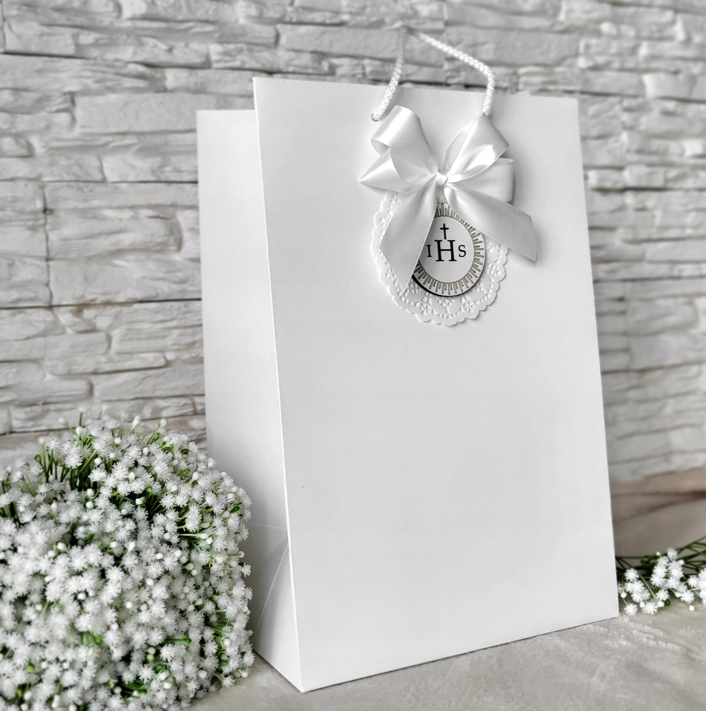 BIAŁA TOREBKA PREZENTOWA TORBA NA PREZENT CHRZEST KOMUNIA Z KOKARDĄ IHS • Cena, Opinie • Torby ...