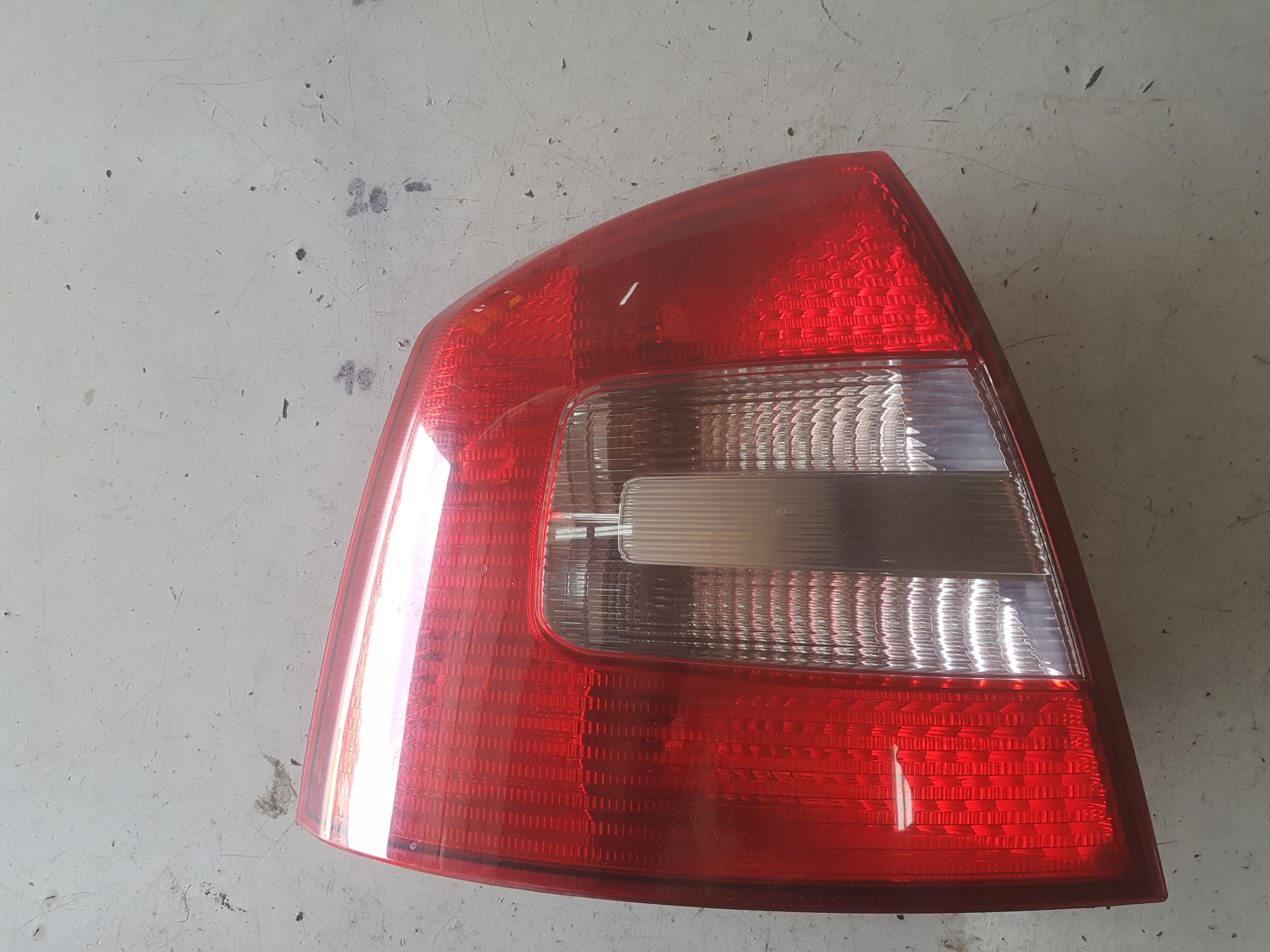 SKODA OCTAVIA 2 II LIFT 08-12r HB LAMPA LEWA TYŁ za 200 zł z ...