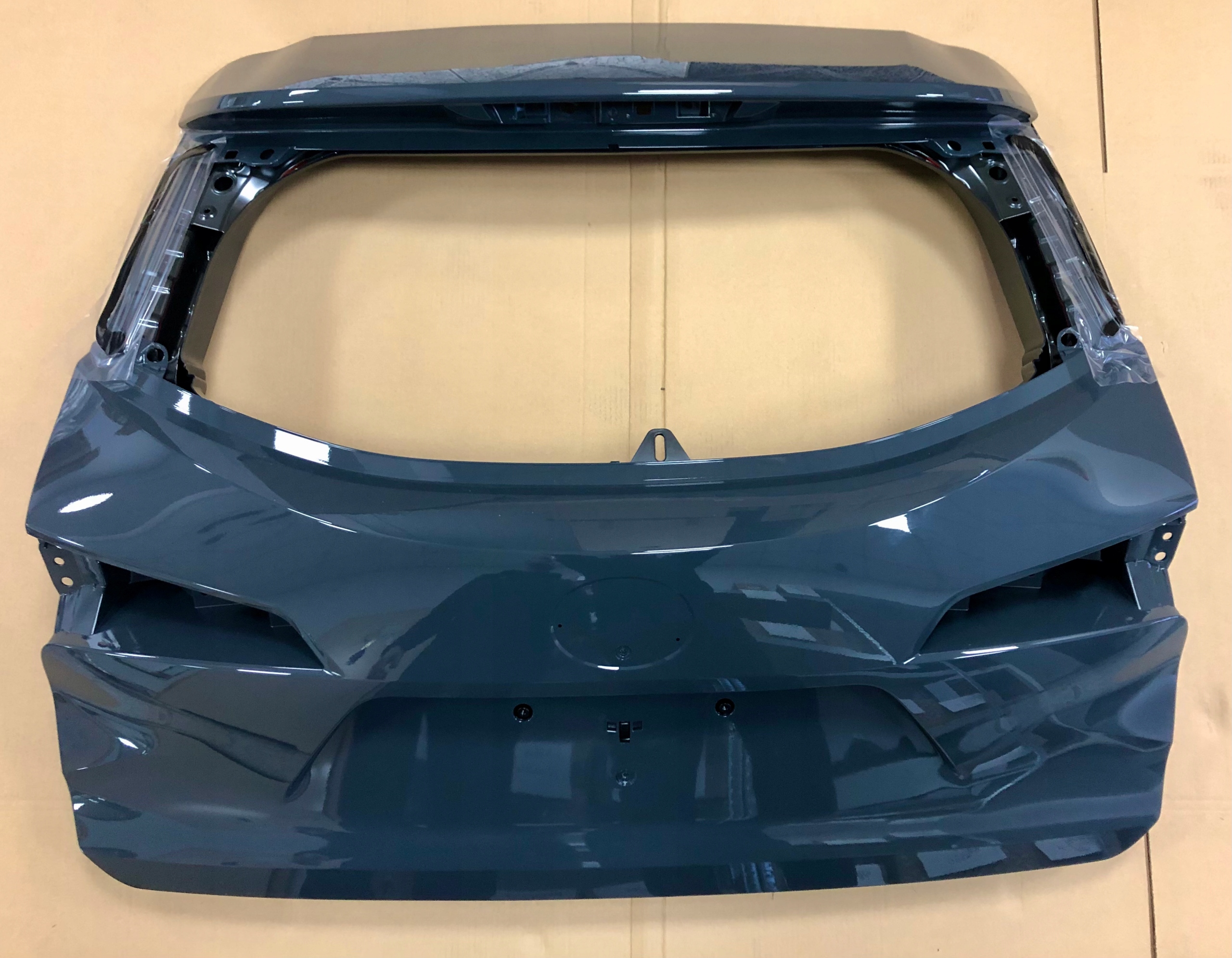 TOYOTA OE COROLLA E21KOMBI, TYLNA KLAPA, NOWA OE 67005-02780 za 8027,30 ...