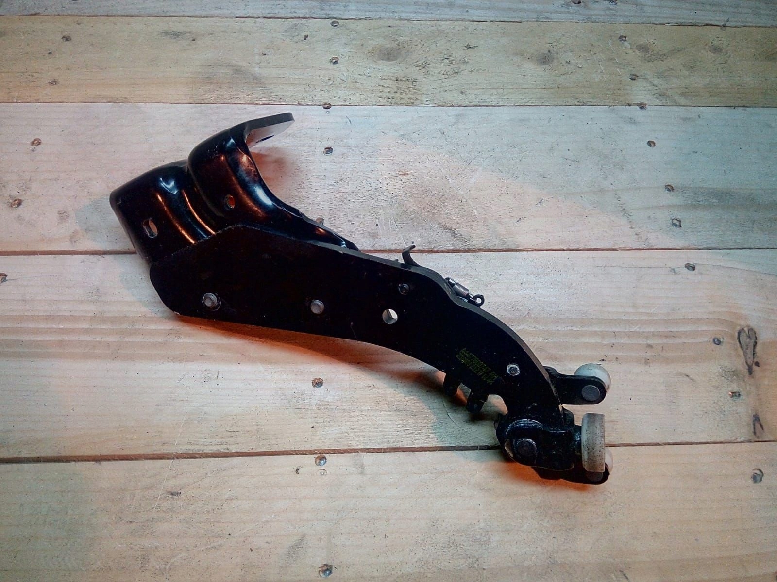 Mercedes-Benz OE A 447 760 07 47 prowadnica rolkowa, drzwi przesuwne za ...