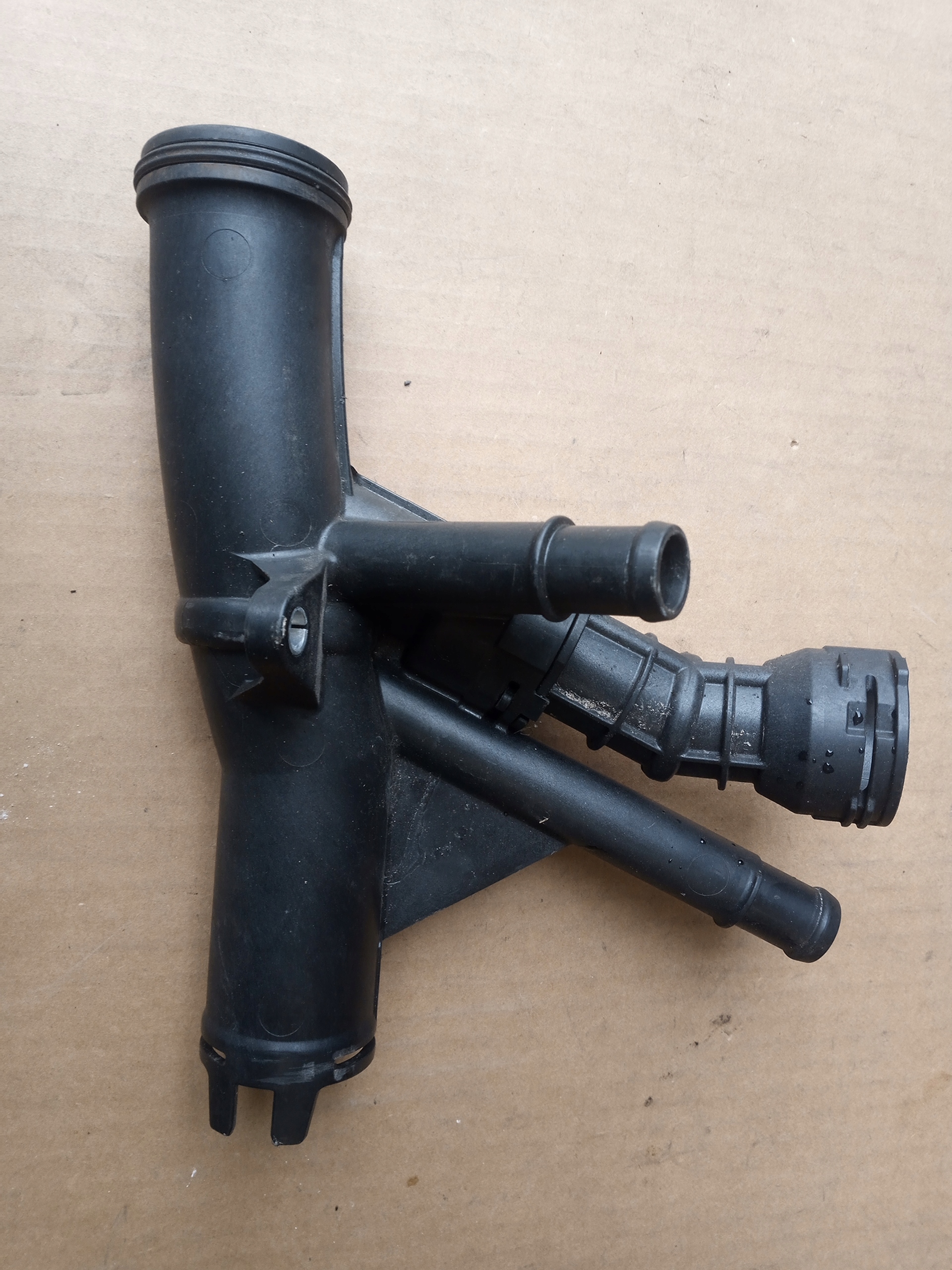 OBUDOWA TERMOSTATU VW AUDI 04L121026F 04L121026F za 45 zł z Wieluń ...