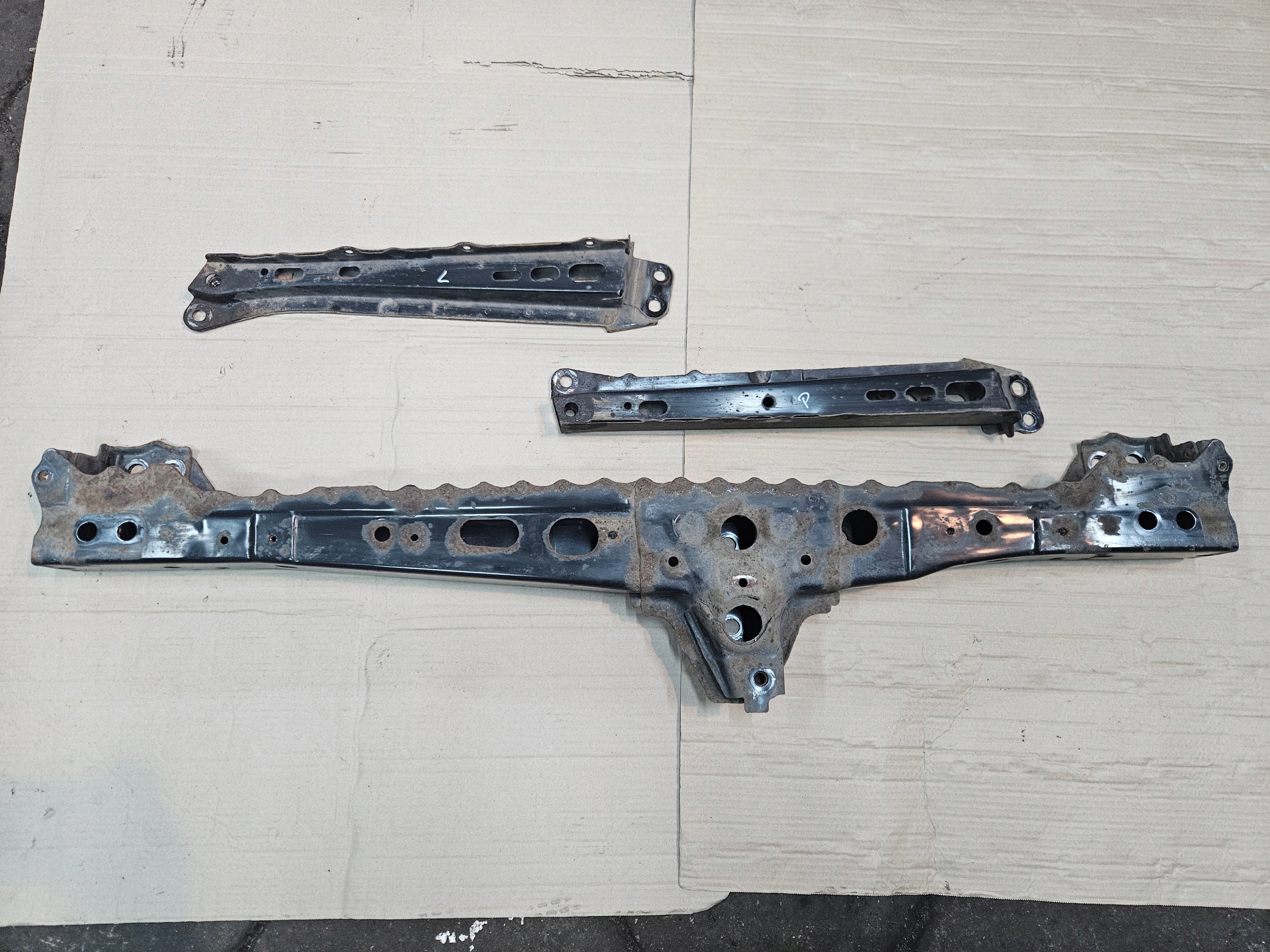 TOYOTA AURIS I 07-12 BELKA POD CHŁODNICE COROLLA E15 za 248.00PLN z ...