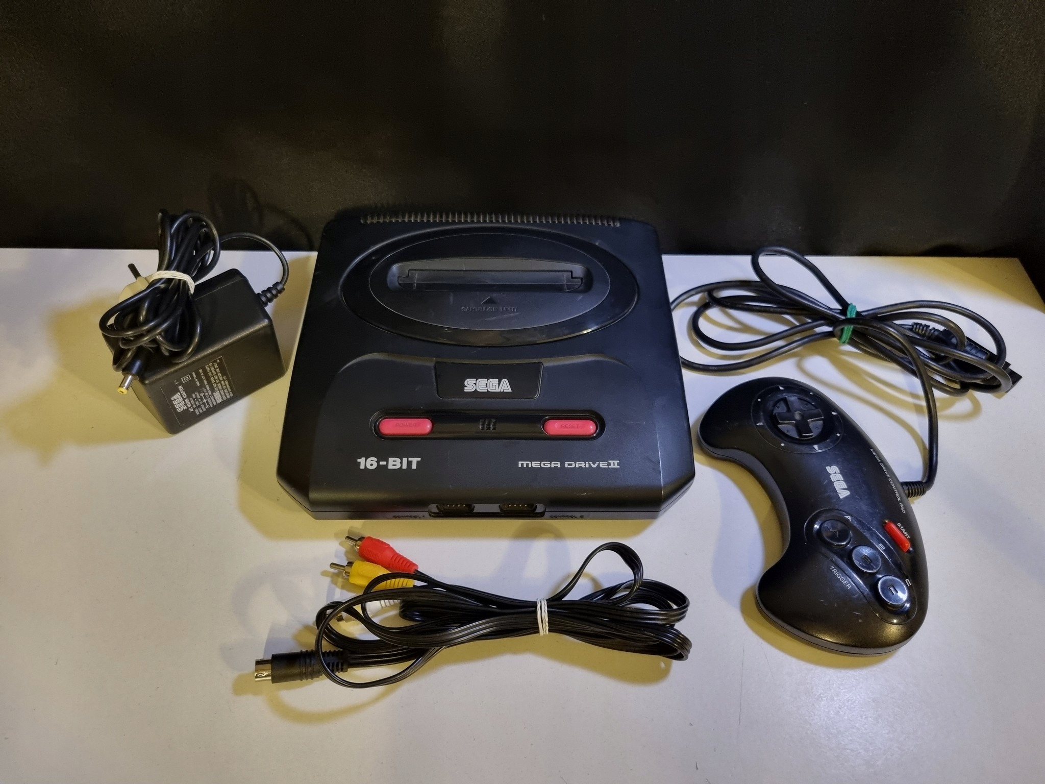 ORYGINALNA konsola SEGA MEGA DRIVE 16bitPAL KOMPLET +Pad +Zasilanie +AV ...