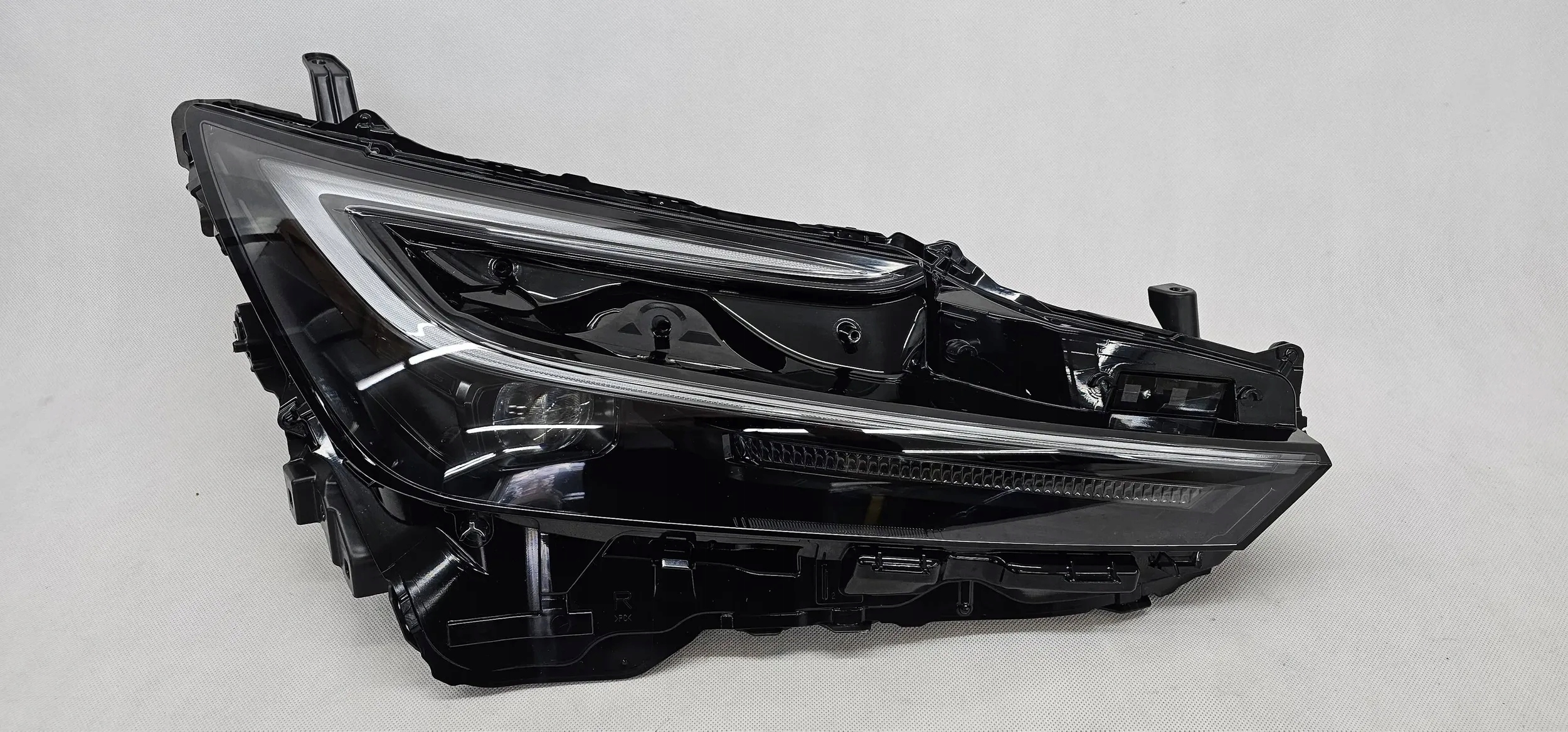 TOYOTA PRIUS V XW60 2023> LAMPA PRZÓD PRZEDNIA PRAWA FULL LED za 6500 ...