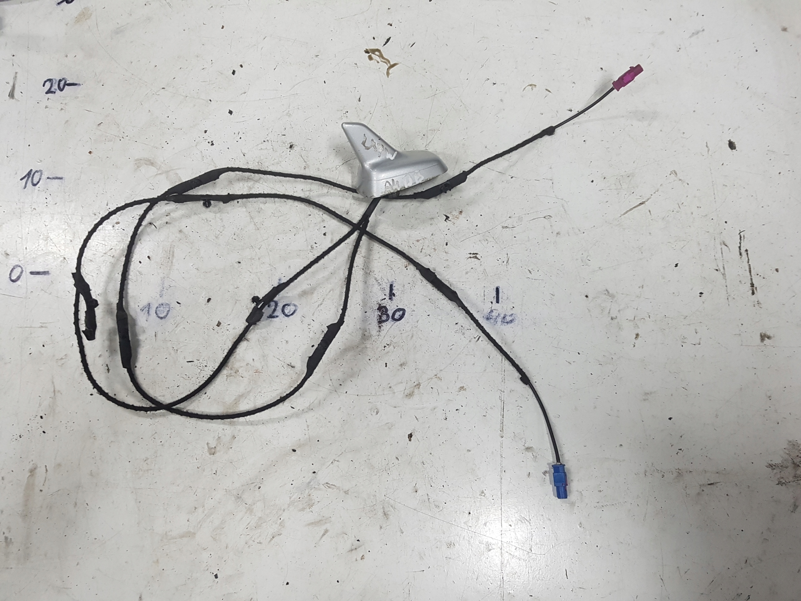 AUDI A4 B8 08r- SEDAN ANTENA RADIA LX7W za 70.00PLN z BIAŁOBRZEGI ...