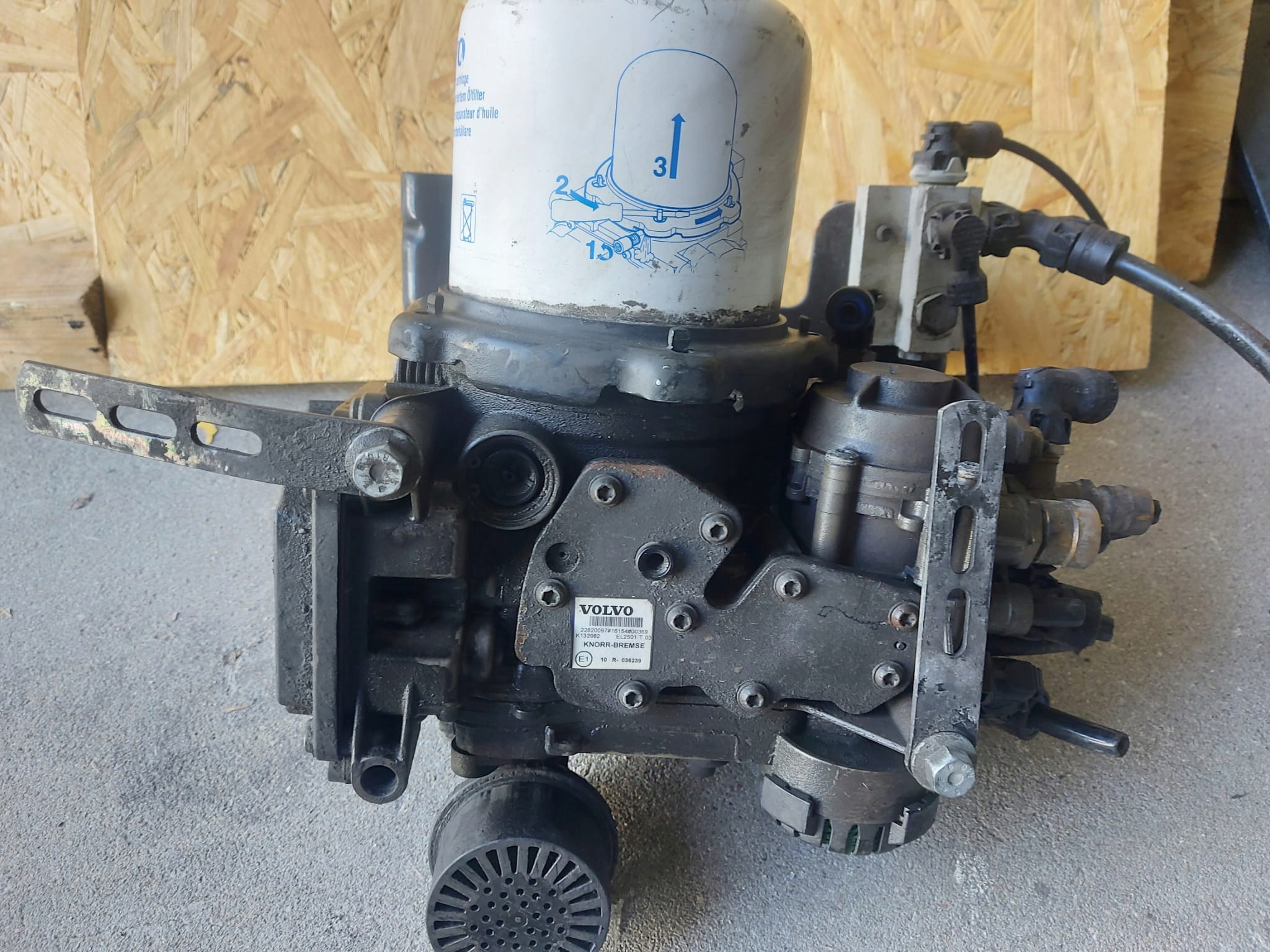 OSUSZACZ POWIETRZA APM FILTR VOLVO FH4 22820097 za 2200 zł z Kopanica ...