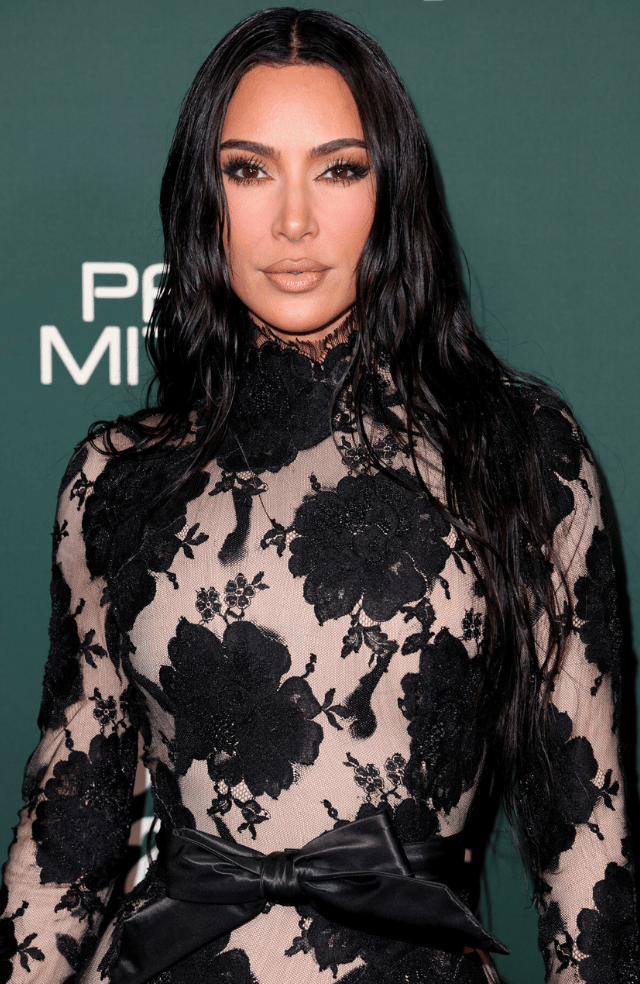 Kim Kardashian w zjawiskowej kreacji z koronki na gali w Los Angeles. - Allegro.pl