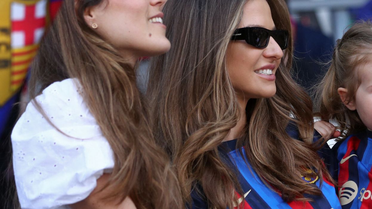 Anna Lewandowska z córkami na meczu! Miały identyczne stylizacje ... Anna Lewandowska z córkami na meczu! Miały identyczne stylizacje ...