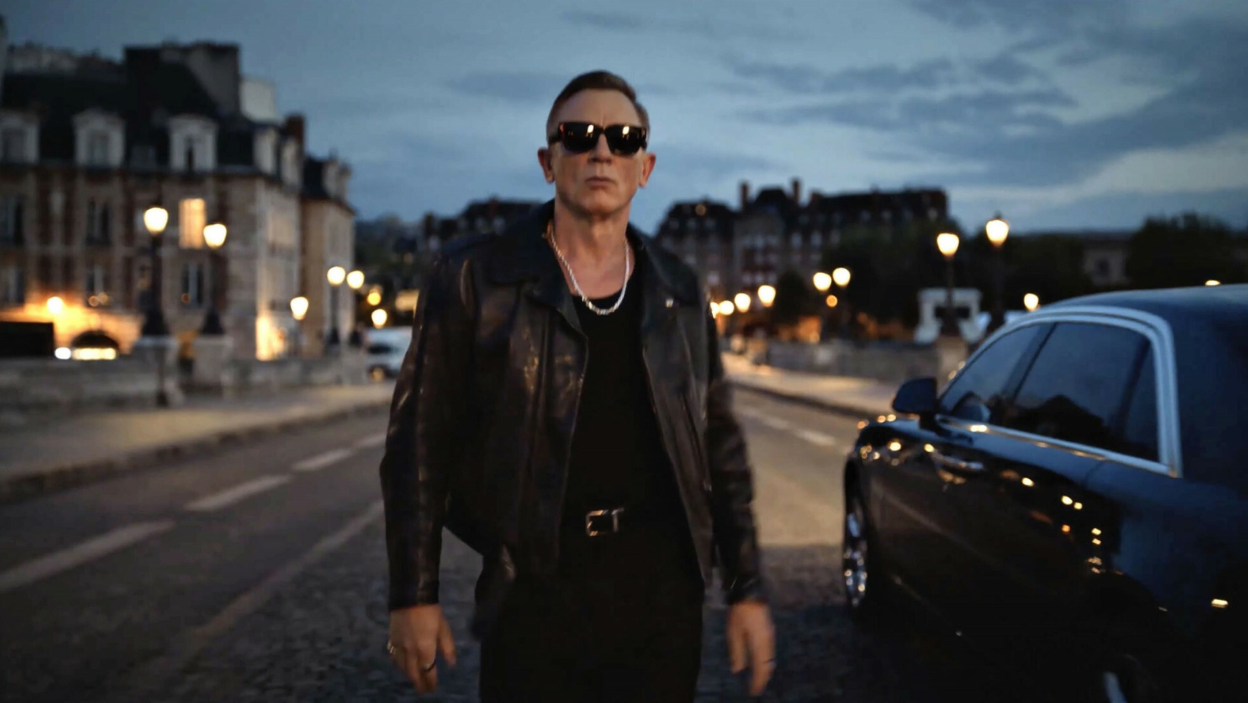 Tańczący Daniel Craig jest hitem sieci! Takiej reklamy jeszcze nie było ...