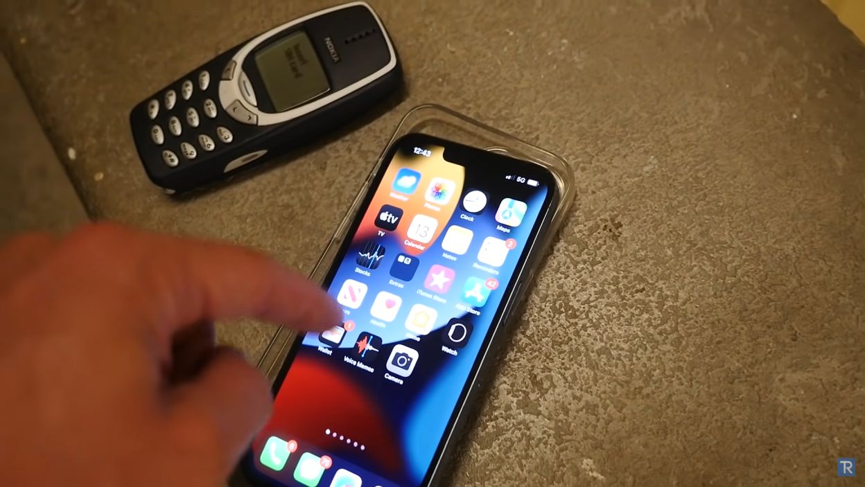 iPhone 13 i Nokia 3310 po upadku z 20. piętra. Który telefon przetrwał ...