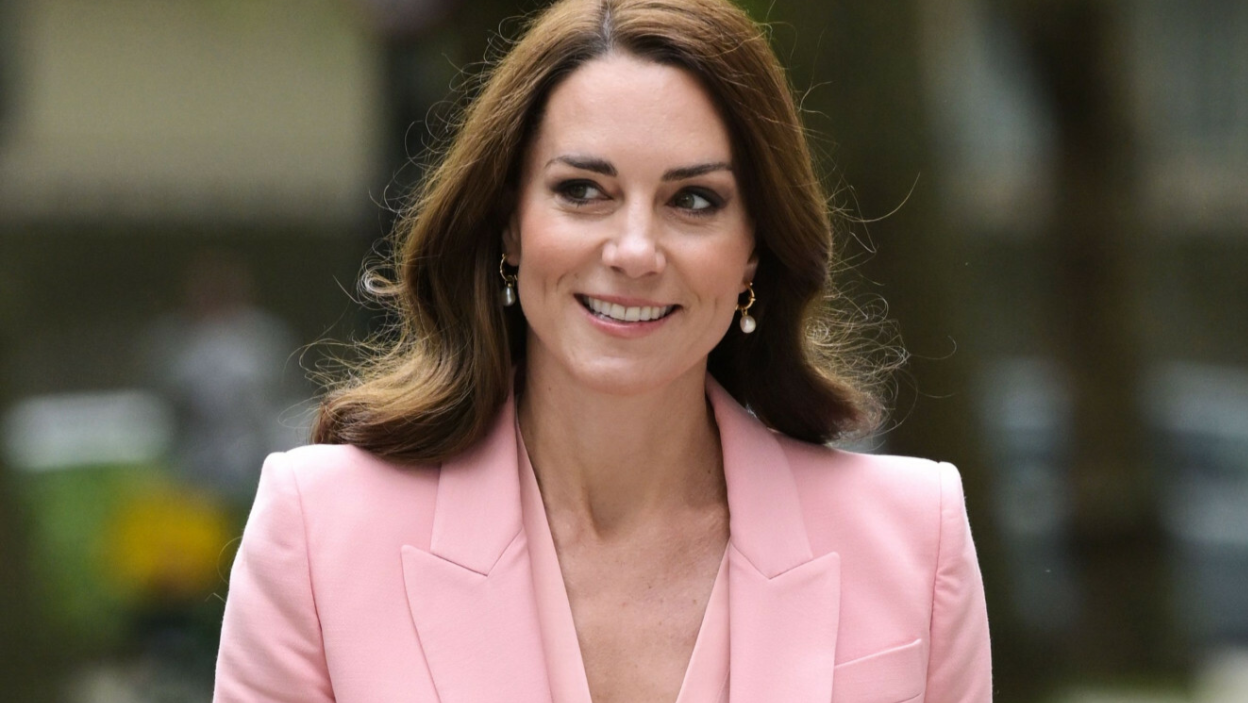 Księżna Kate zachwyca letnią stylizacją. W takim kolorze sukienki ...