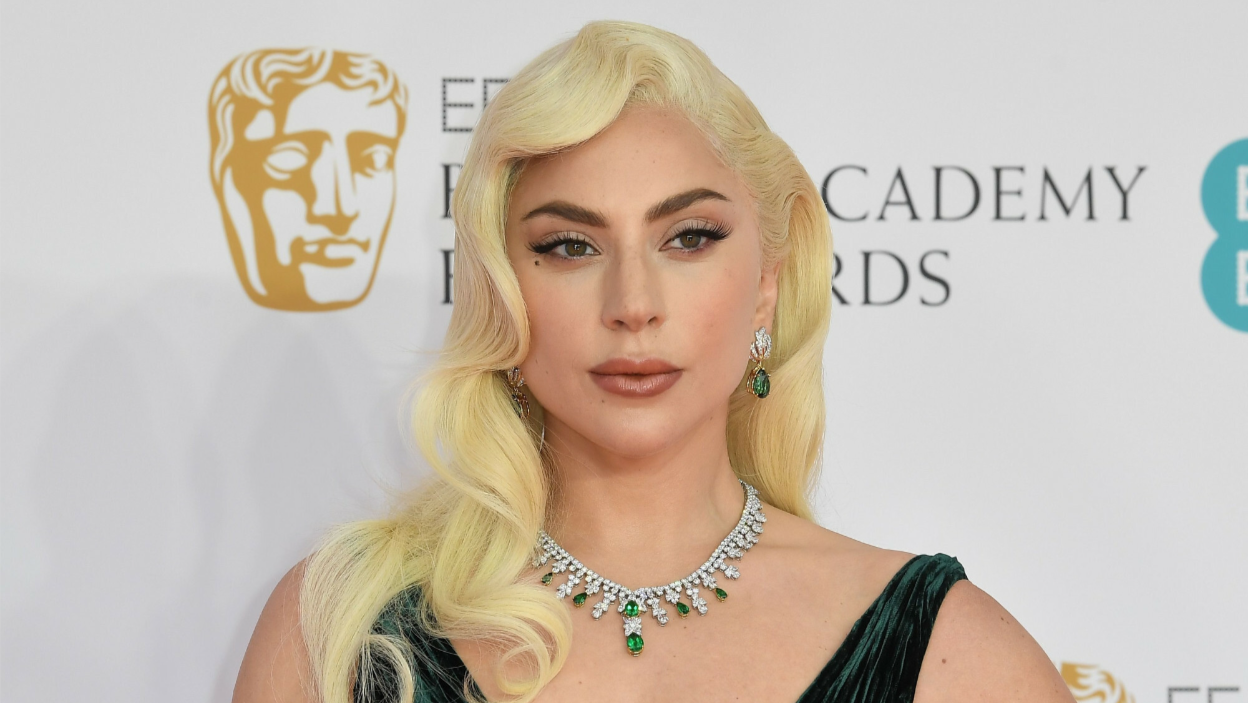 Dekolt Lady Gagi budzi kontrowersje. Coś poszło nie tak - Allegro.pl