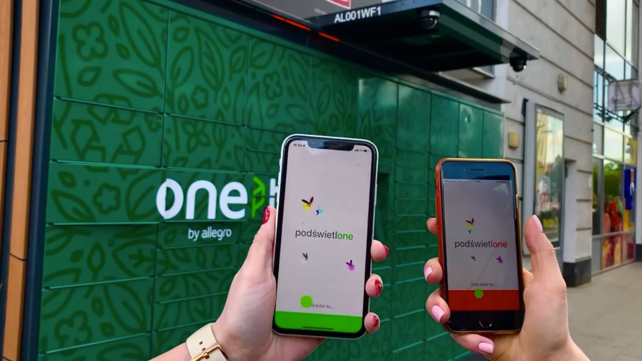 W zielonych automatach One Box by Allegro przesyłkę pomagają znaleźć ...