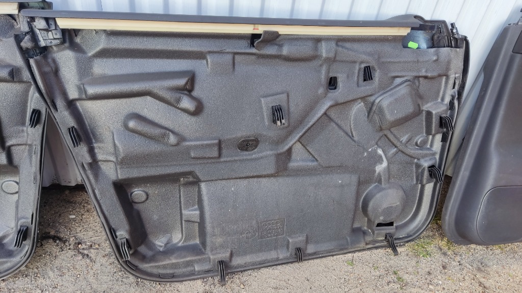 AUDI A3 8L 5D 2003 Tapicerka boczek drzwi KOMPLET | Małomice | Ogłoszenie na Allegro Lokalnie