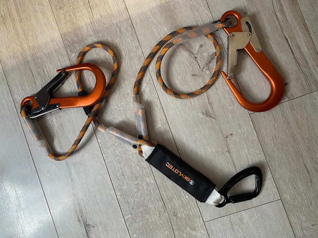 Uprząż oraz haki zaczepowe z linami bezpieczeństwa | Jaworzno | Kup ...