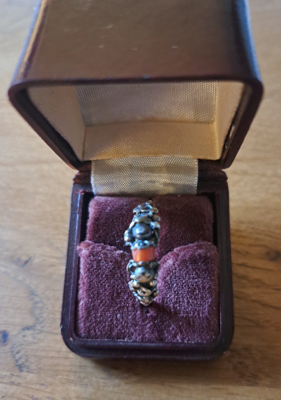 Pierścionek srebrny z koralem przedwojenny | Tarnowskie Góry | Kup teraz na Allegro Lokalnie