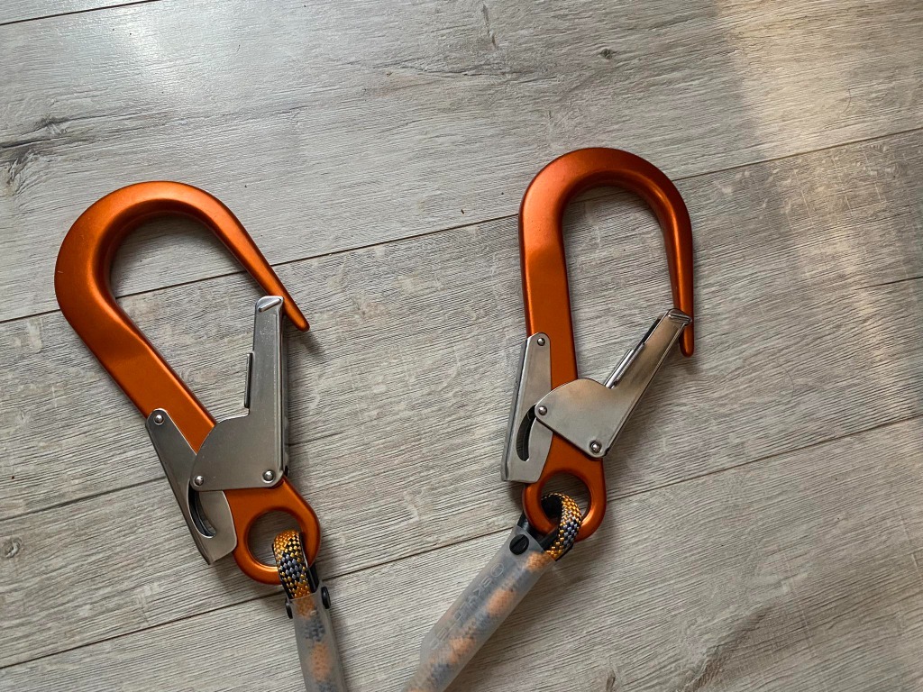 Uprząż oraz haki zaczepowe z linami bezpieczeństwa | Jaworzno | Kup ...