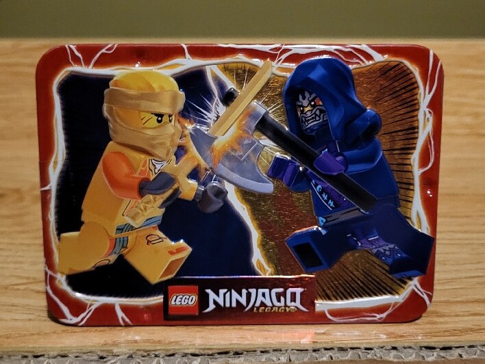 Lego Ninjago 112404 metalowe pudełko 2 minifigurki Arin vs Wolf Mask ...