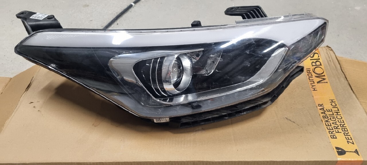 HYUNDAI I20 II Reflektor Prawy Przód 92102C8 | Zawoja | Ogłoszenie na ...
