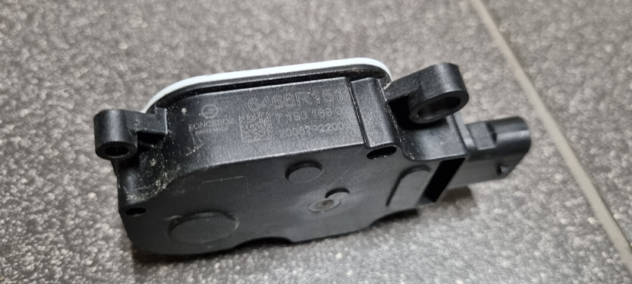 Siłownik , silnik, nastawnik rolety dolotu BMW | Warszawa | Kup teraz ...