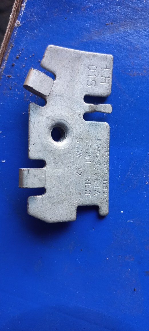 Blaszka mocującą zderzak A3/S3/RS3 8V0807863A | Wieruszów | Kup teraz ...