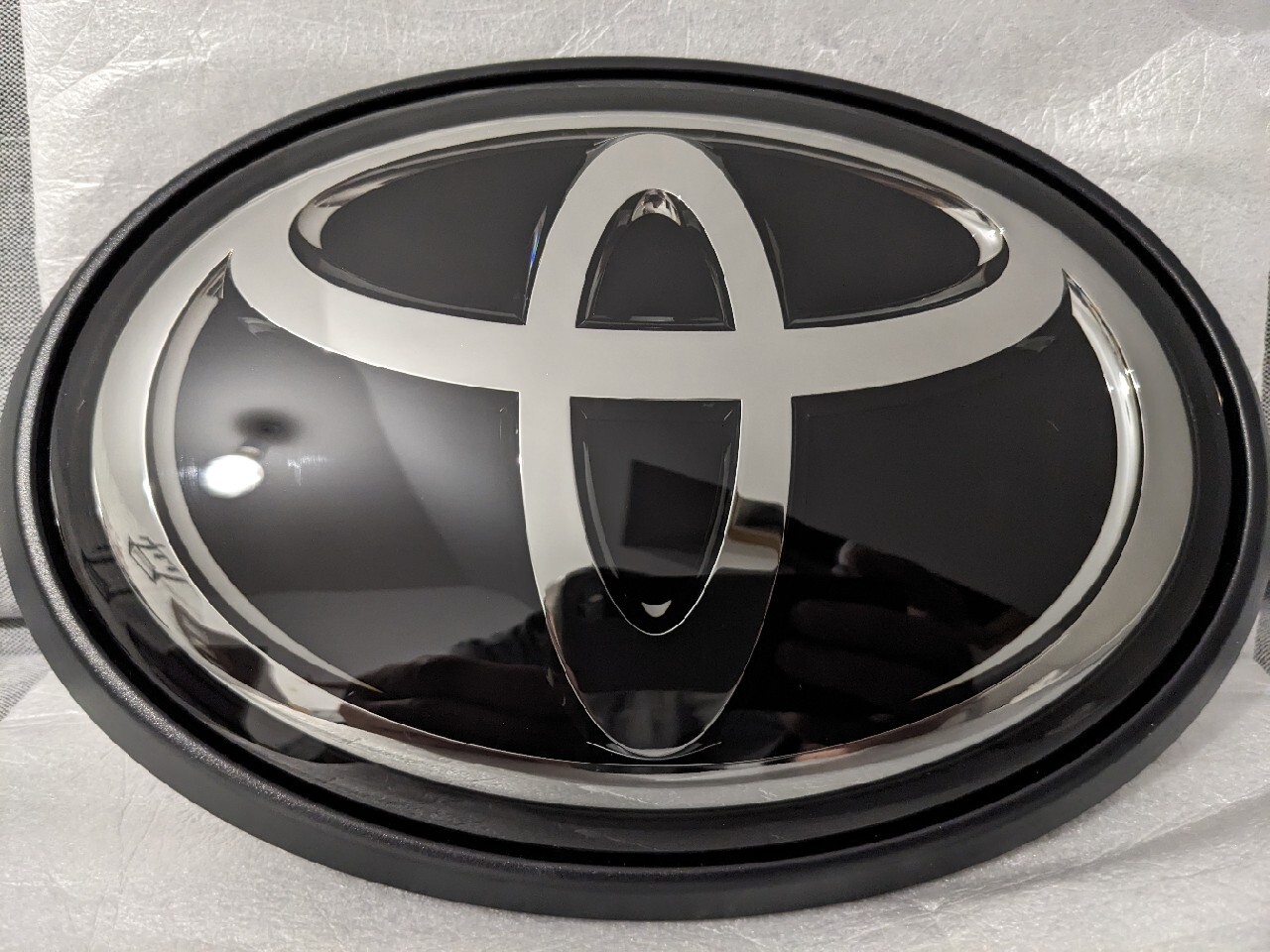 Emblemat logo pod Radar znaczek TOYOTA HILUX LAND CRUISER 5314171010 ...