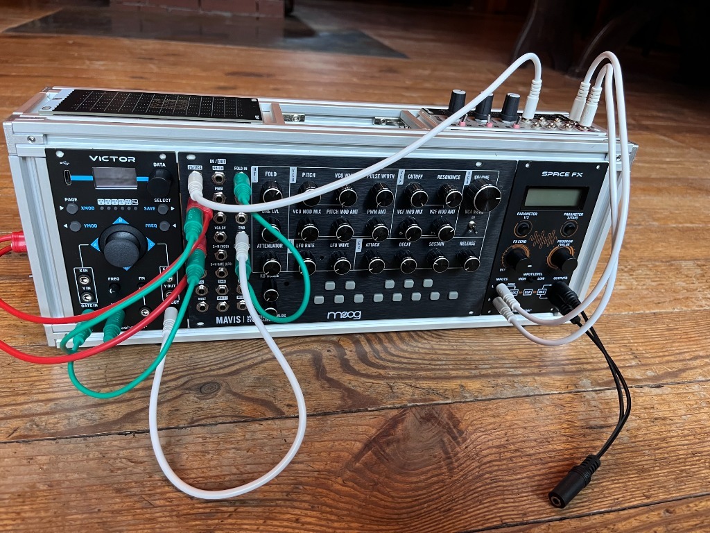 Mini syntezator modułowy Moog Mavis z dodatkowymi modułami i skrzynką ...
