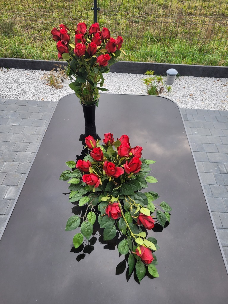 Komplet na grób, stroik z czerwonych róż jak żywe | Trzemeszno | Kup teraz na Allegro Lokalnie