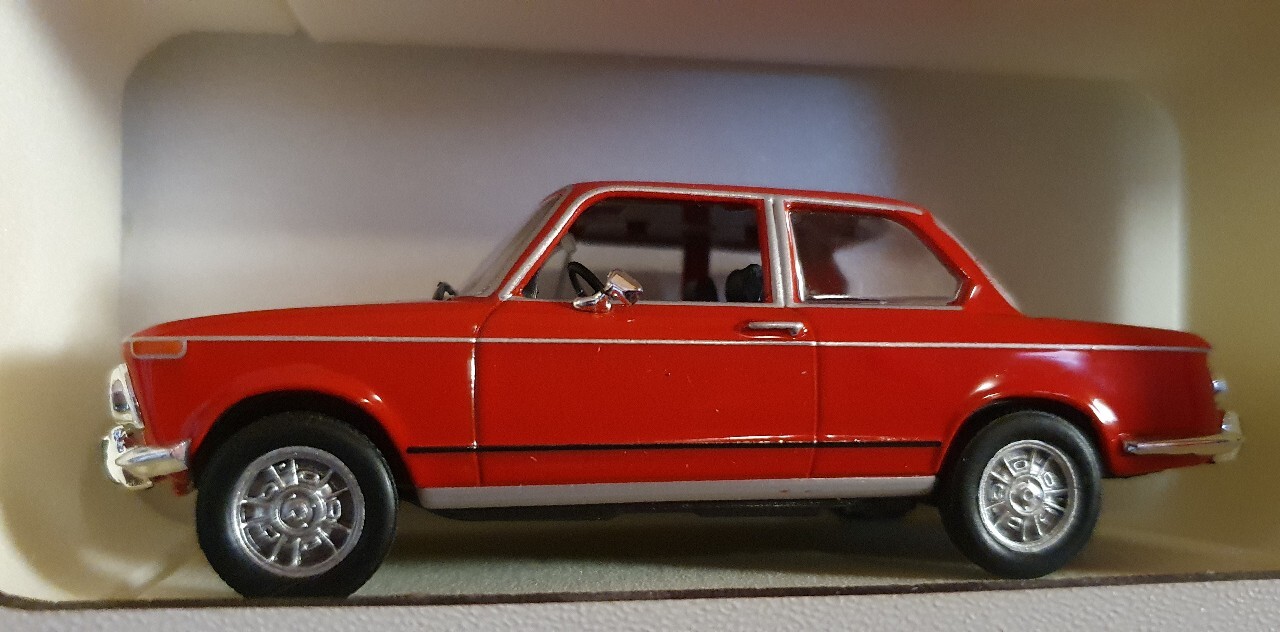 Kolekcja 85 kultowych modeli aut skala 1:43 +półka | Bielsko-Biała ...