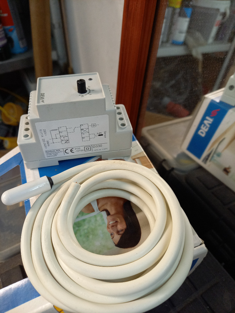 Termostat Devireg-330 z czujnikiem zewnętrznym | Łódź | Kup teraz na ...