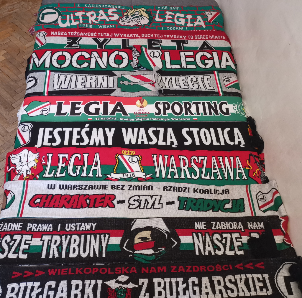 Zestaw 10 szalików Legii / szalik Legia | Warszawa | Licytacja na ...