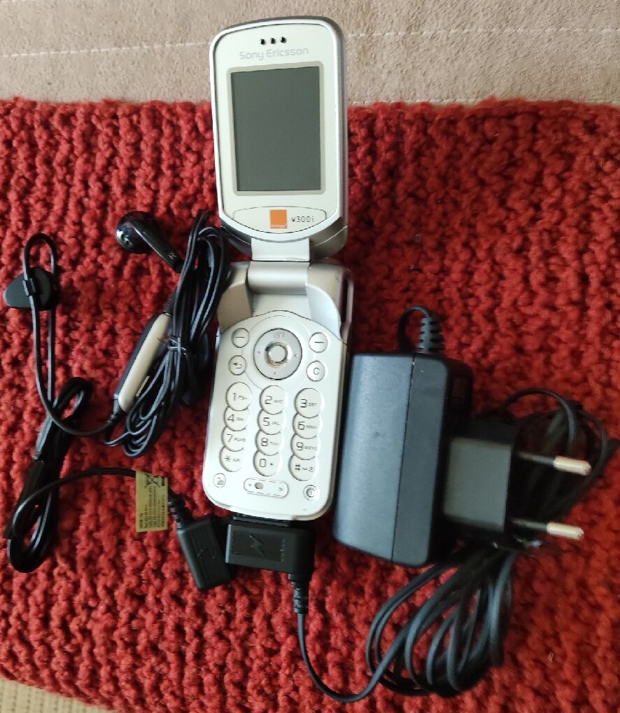 Telefon z klapką Sony Ericsson W 301i | Kielce | Kup teraz na Allegro ...