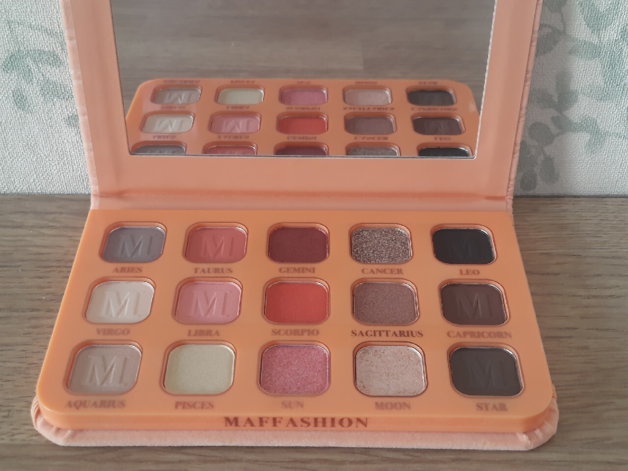 REVOLUTION Mhion paletka 15 cieni do powiek My Beauty Diary | Warszawa ...