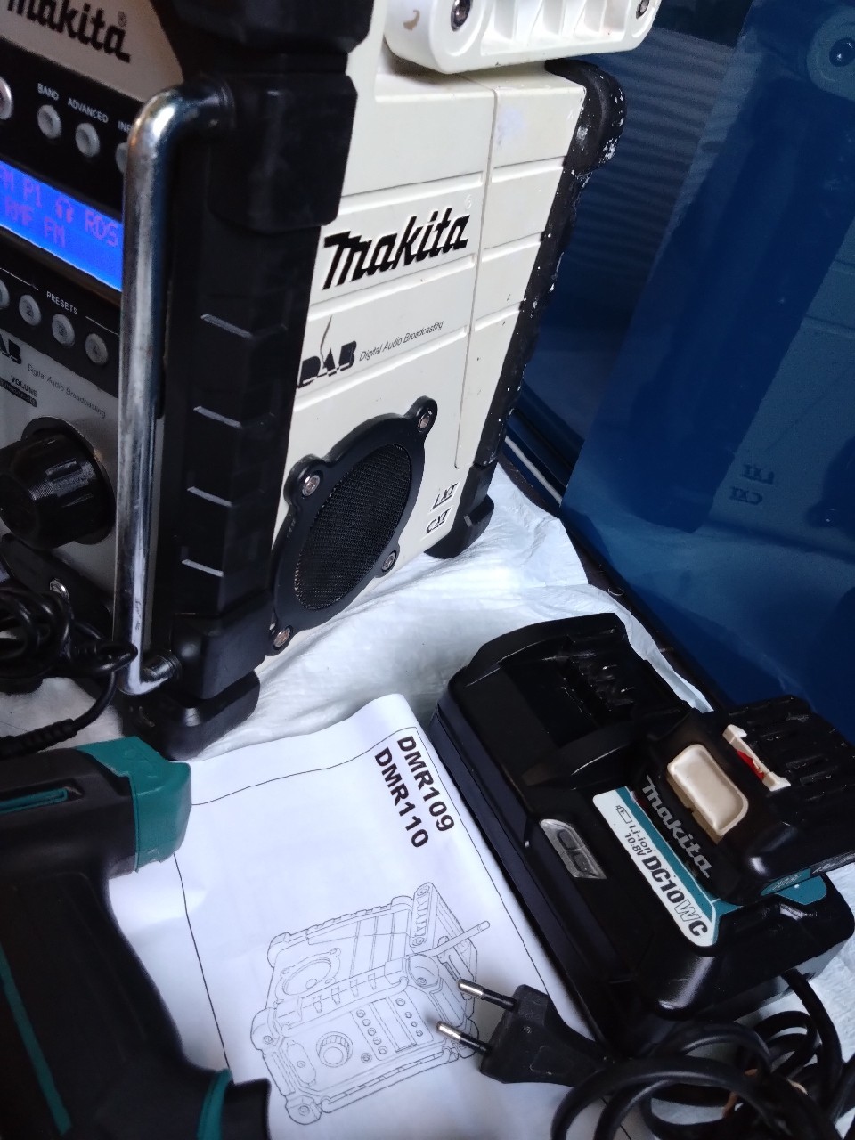 Makita dmr109 battery store