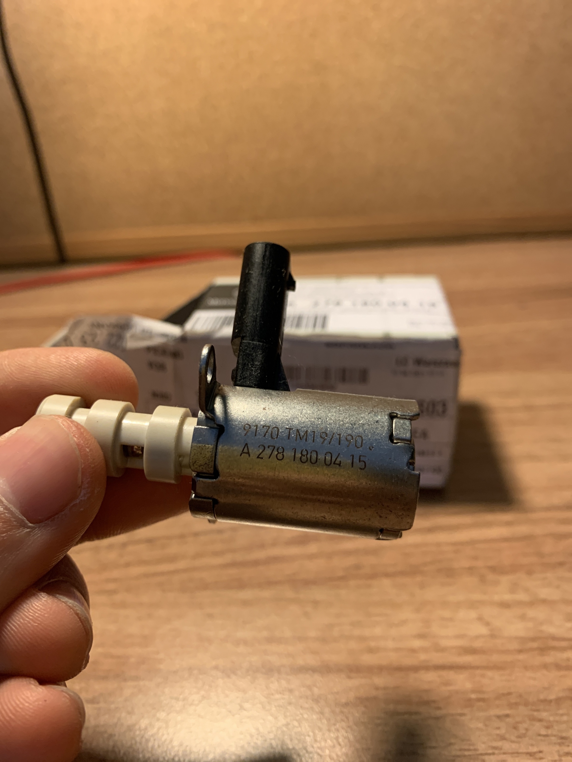 Mercedes A2781800415 Zawór sterujący w misce olej. | Nagoszyn | Kup ...