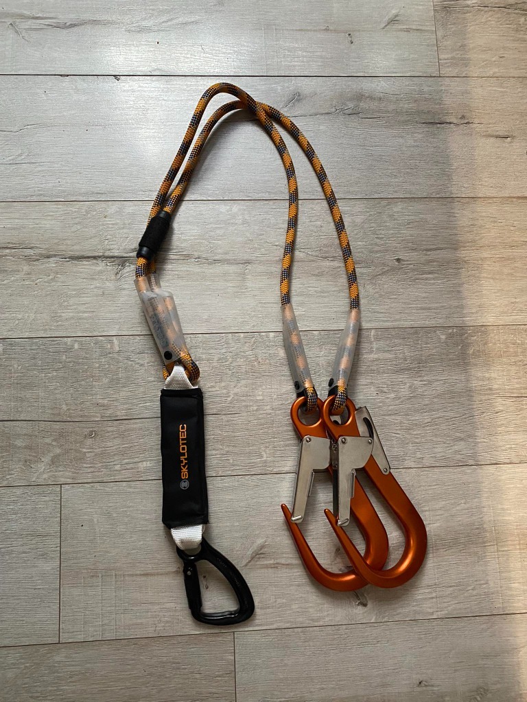 Uprząż oraz haki zaczepowe z linami bezpieczeństwa | Jaworzno | Kup ...