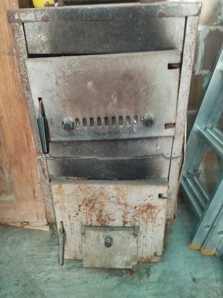 Złom stalowy blacha z dachu i stary piec węglowy | Boguchwała ...