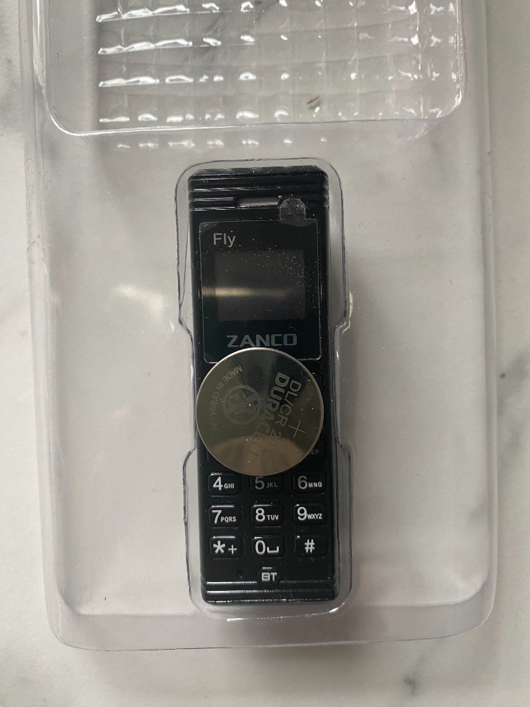 Najmniejszy telefon komórkowy na świecie Zanco Fly | Przyjaźń ...