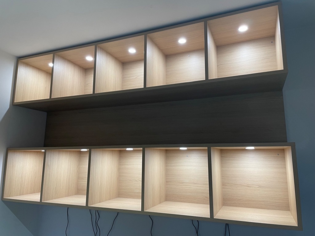 Regał wiszący, podświetlany - płyta egger H3157 dąb vicenza | Kliny ...