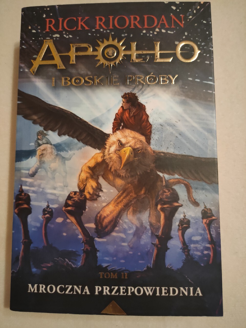 Rick Riordan – Apollo i boskie próby: Mroczna Przepowiednia | Wrocław ...
