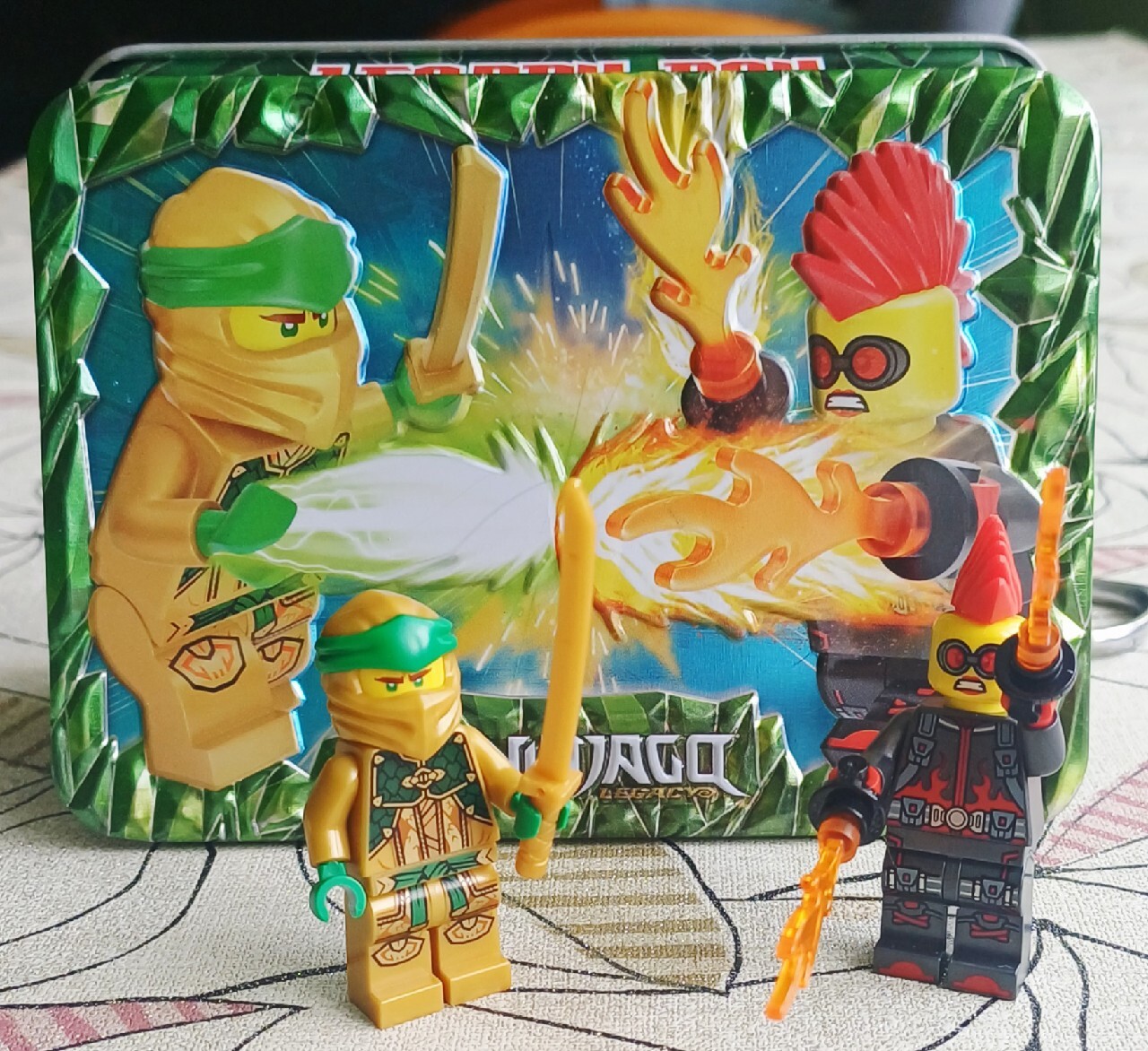 LEGO Ninjago – Lloyd vs Miss Demeanor Metal Box figurki kolekcjonerskie ...