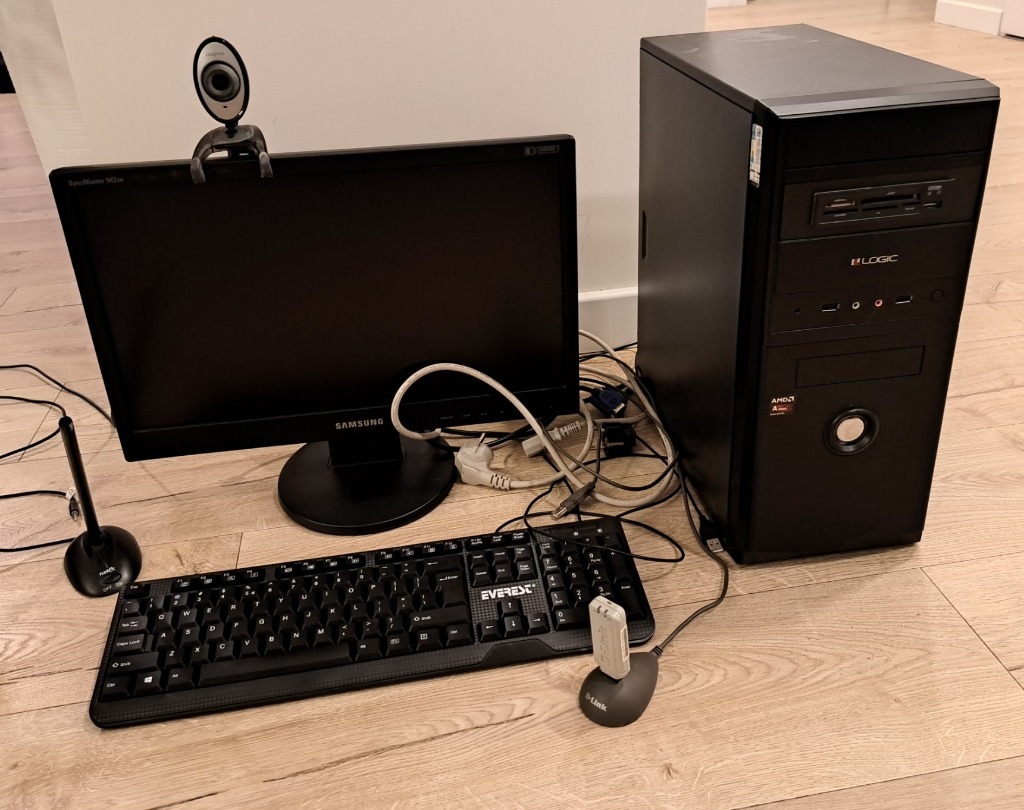 Komputer stacjonarny 4 GB, Radeon 5400, monitor, klawiatura | Wrocław ...