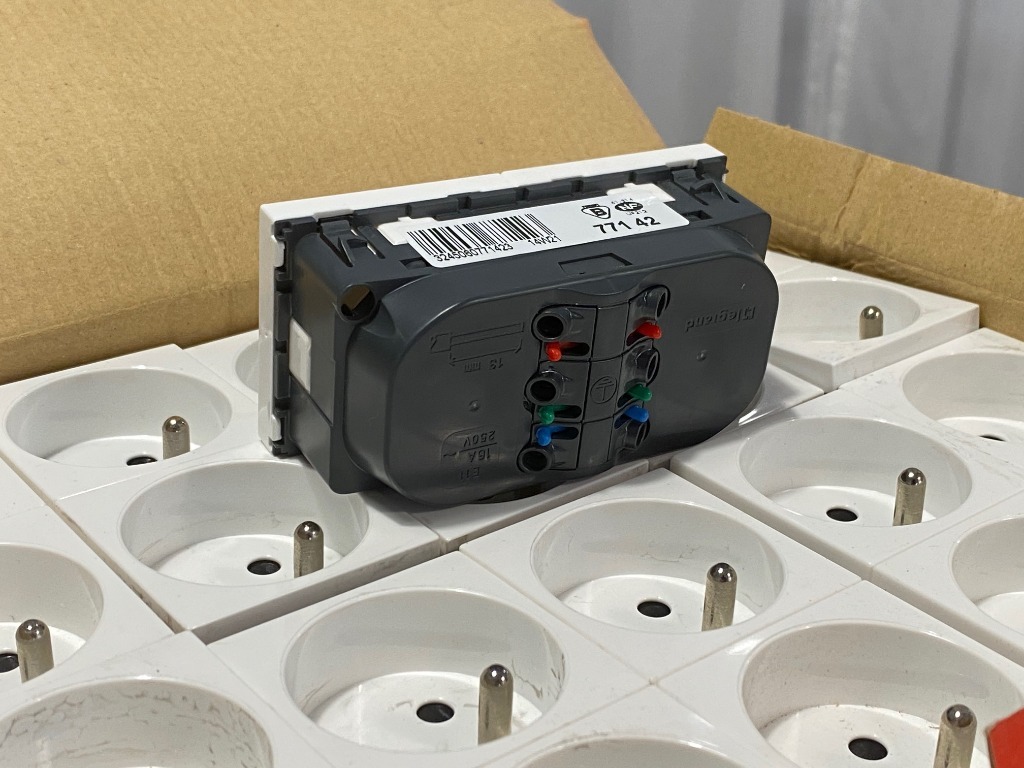 Legrand Seria Mosaic Gniazdo 2 x 2P+Z 16 A 77142 | Włocławek | Kup ...